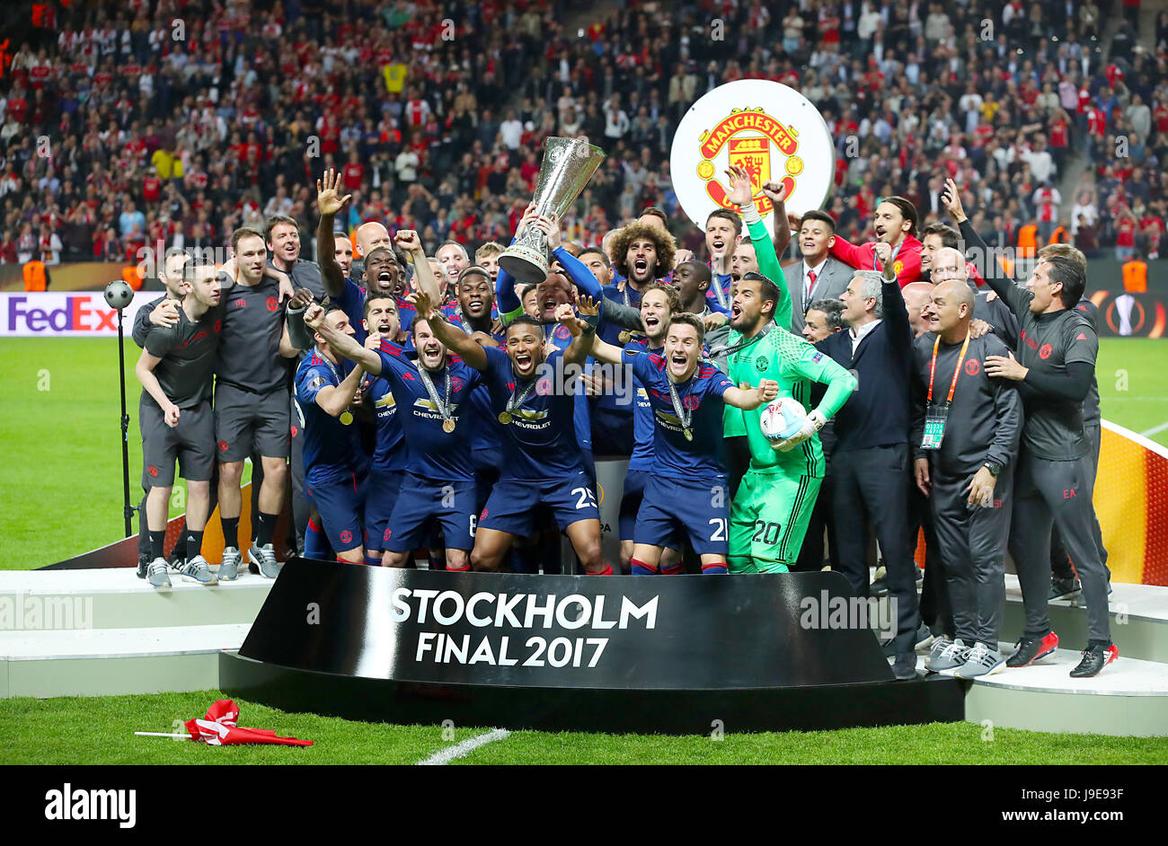 Manchester United team celebrate with the trophy after winning the UEFA ...