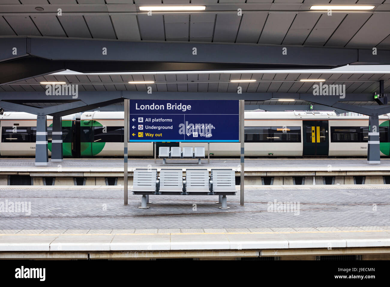 London bridge railway station trains hi-res stock photography and ...