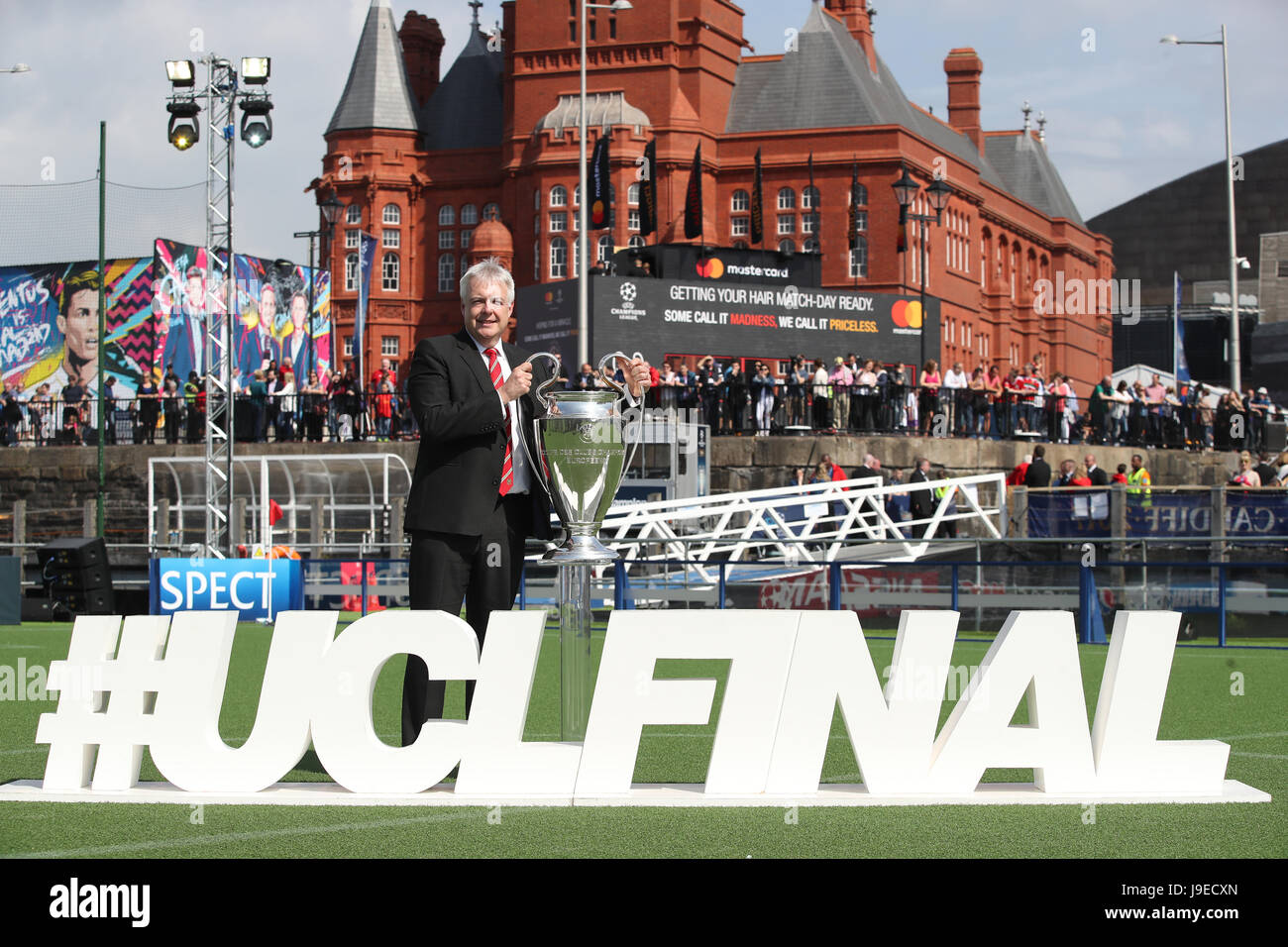 Welsh First Minister Carwyn Jones with the Champions League Trophy in ...