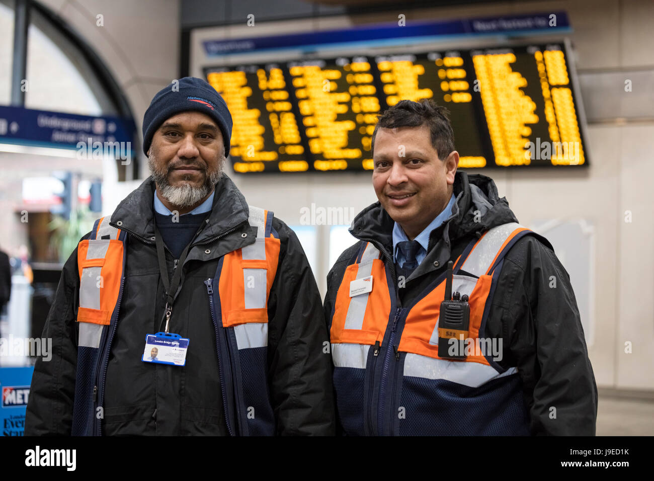 NETWORK RAIL STAFF AT LONDON BRIDGE STATION Stock Photo - Alamy