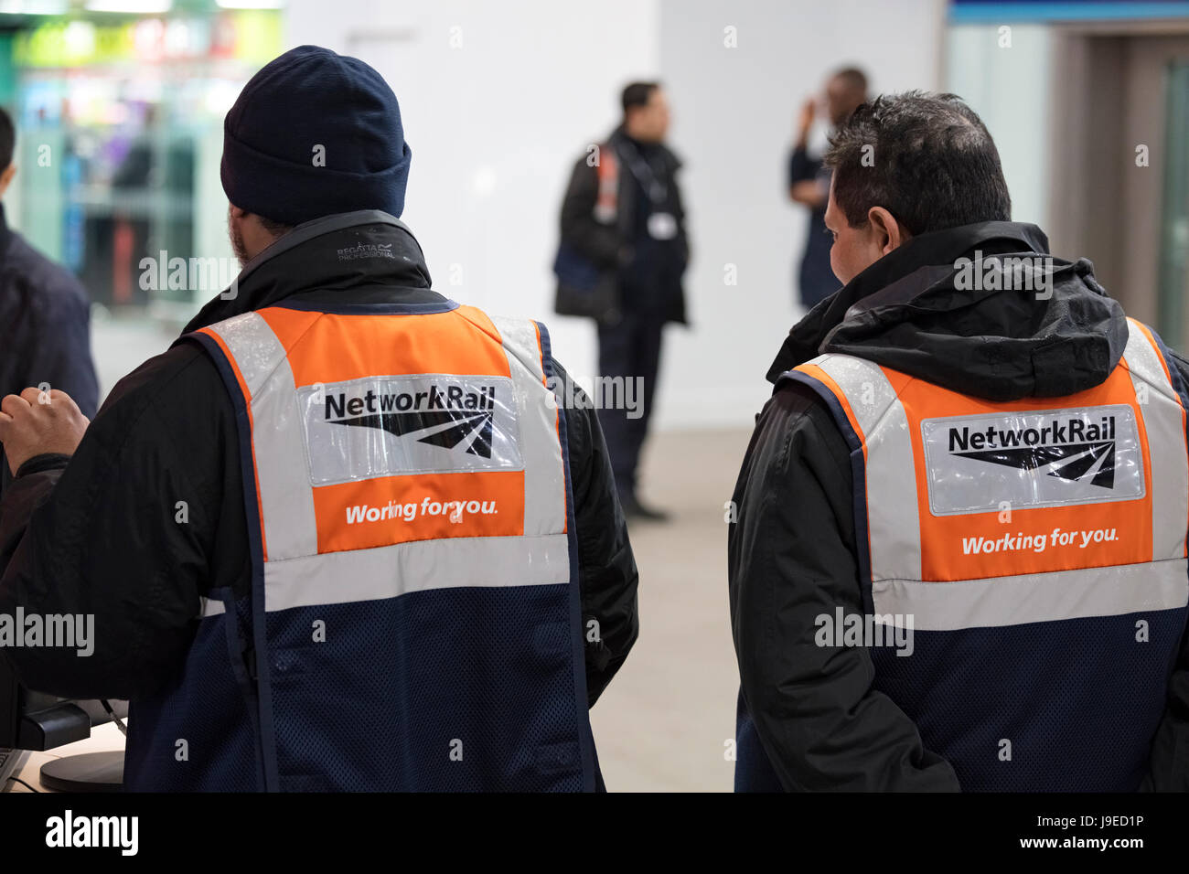 NETWORK RAIL STAFF AT LONDON BRIDGE STATION Stock Photo - Alamy