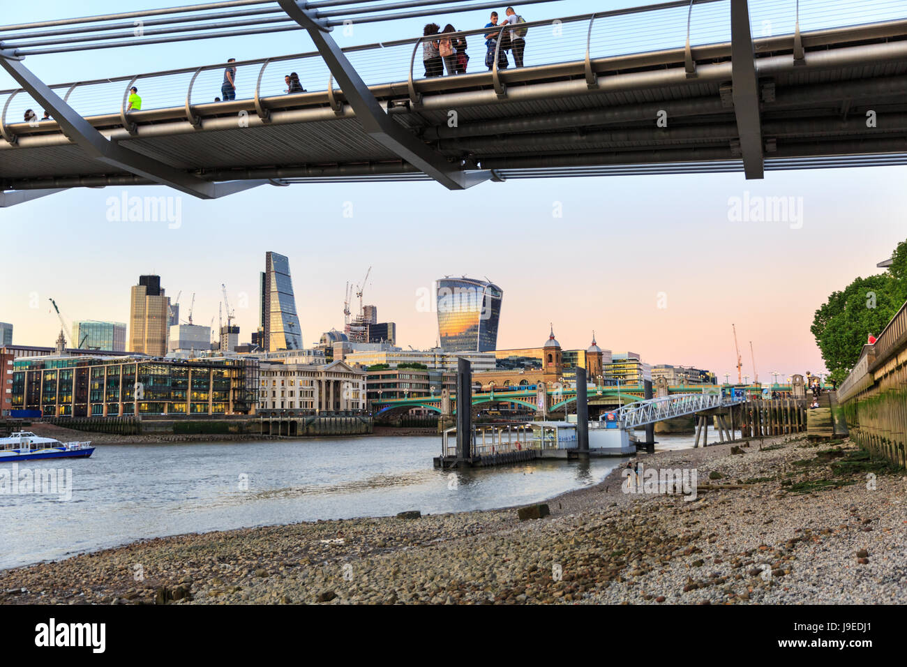 London rivercrossing hi-res stock photography and images - Alamy