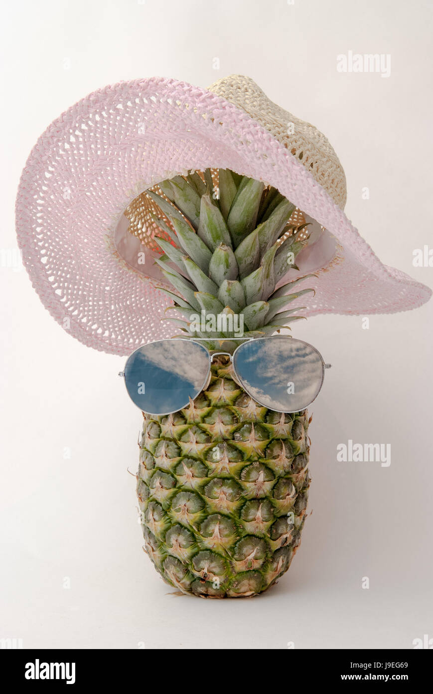 Funny pineapple wearing shades and a summer sun hat Stock Photo - Alamy