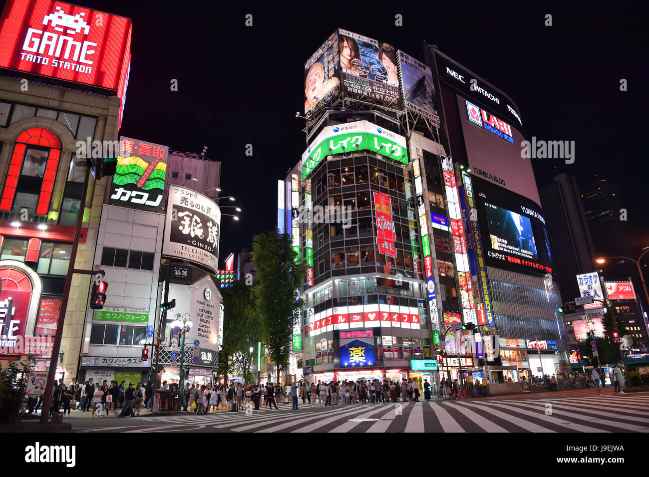 SHINJUKU - MAY 28: Japanese and tourists walking shopping at Shinjuku ...