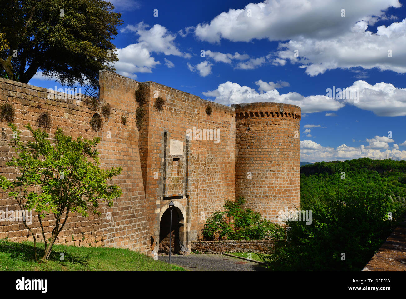 Medieval white tower gate hi-res stock photography and images - Alamy
