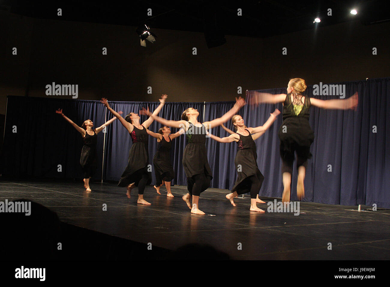 Contemporary dance performance Stock Photo - Alamy