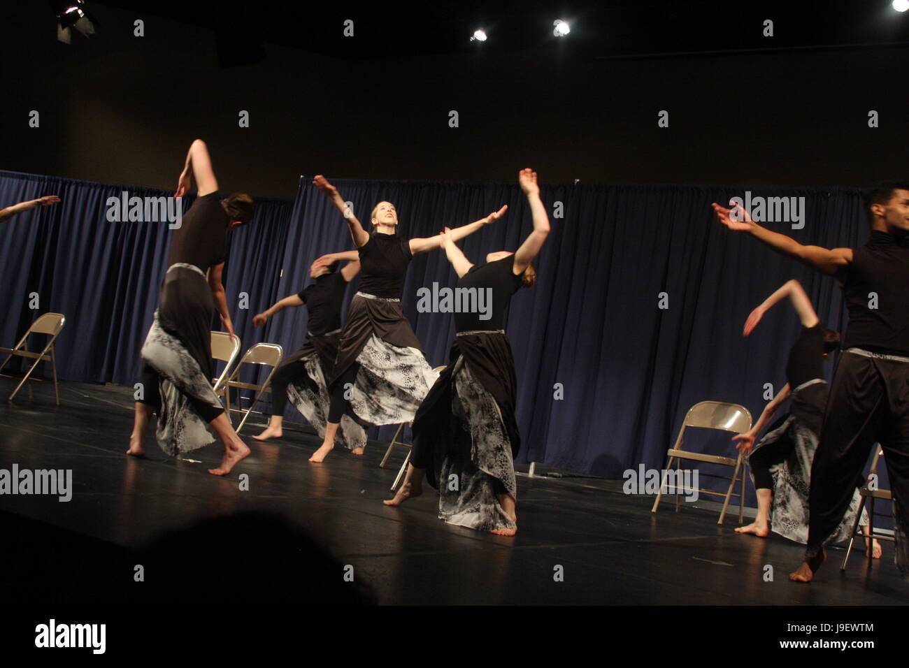 Modern contemporary dancers hi-res stock photography and images - Alamy