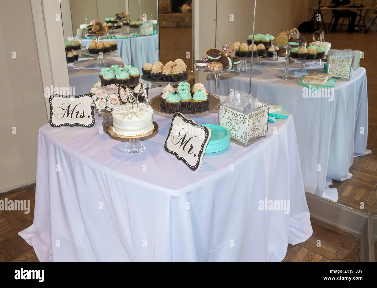 Table decorations supplies hi-res stock photography and images - Alamy
