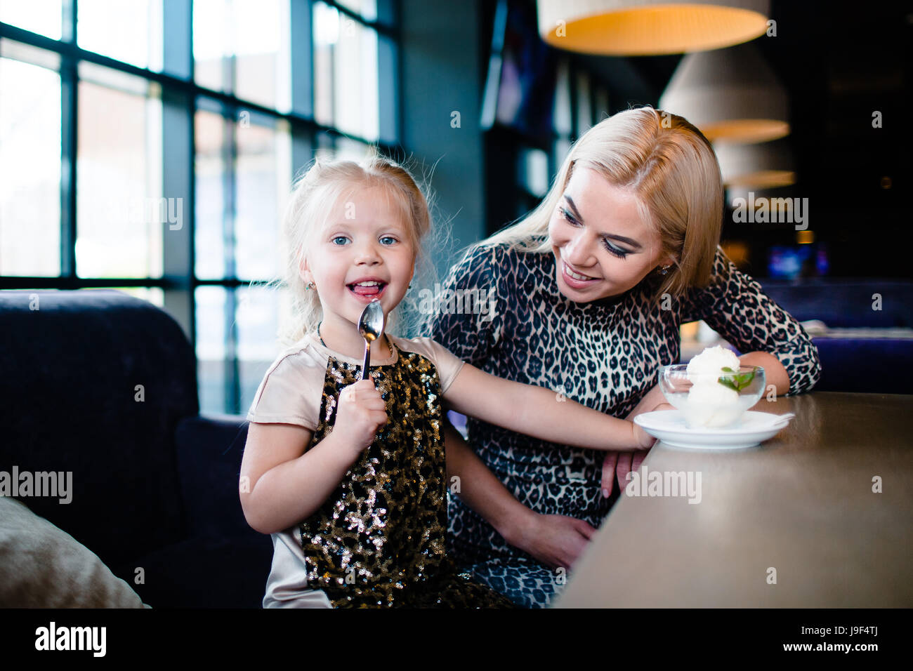 Mother and daughter in cafe Stock Photo - Alamy