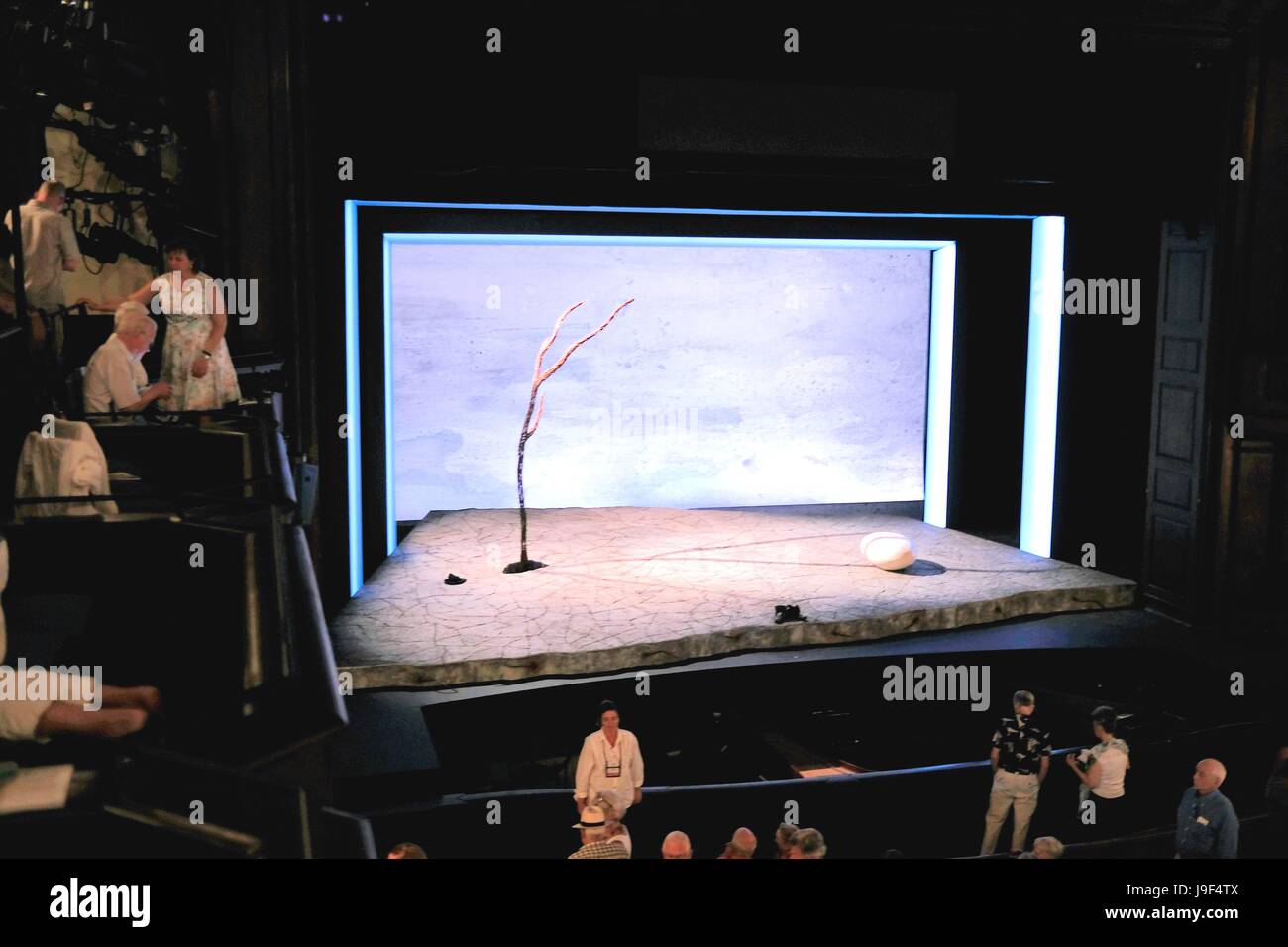 Waiting for godot hi-res stock photography and images - Alamy