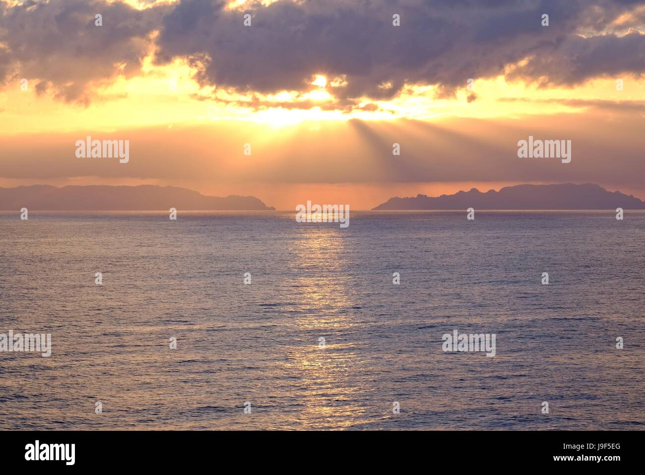 Atlantic sunrise off Maderia Stock Photo - Alamy