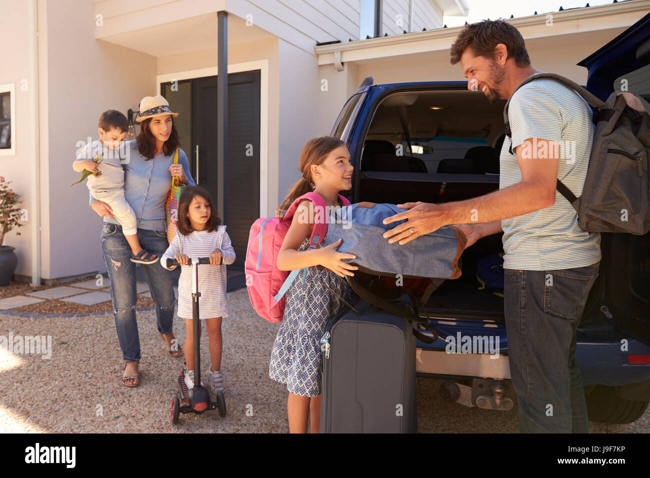Family Packing Car Ready For Summer Vacation Stock Photo - Alamy