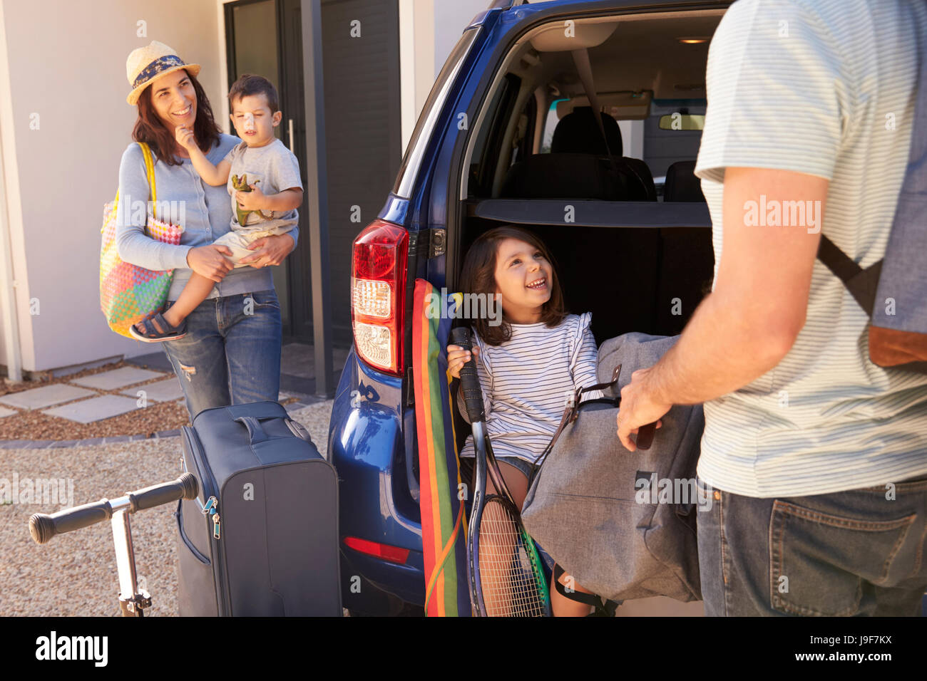 Family Packing Car Ready For Summer Vacation Stock Photo - Alamy