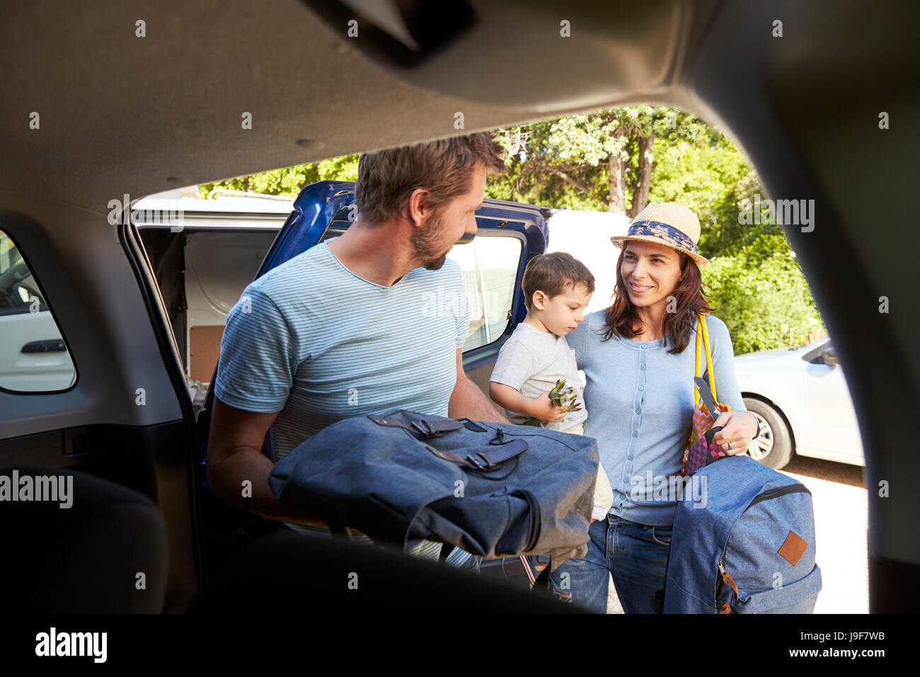Family Packing Car Ready For Summer Vacation Stock Photo - Alamy