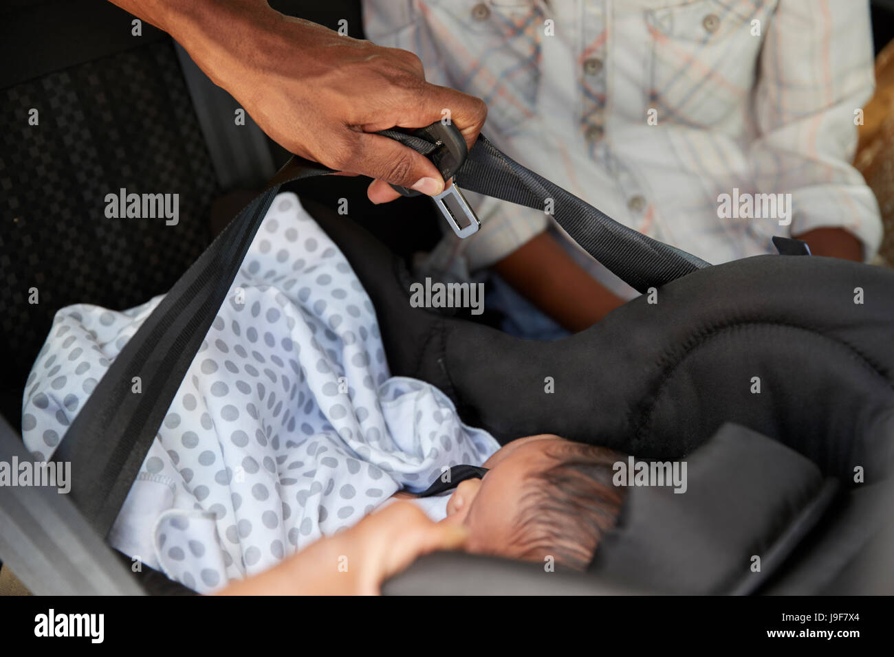 Family sleeping in back of car hi-res stock photography and images - Alamy