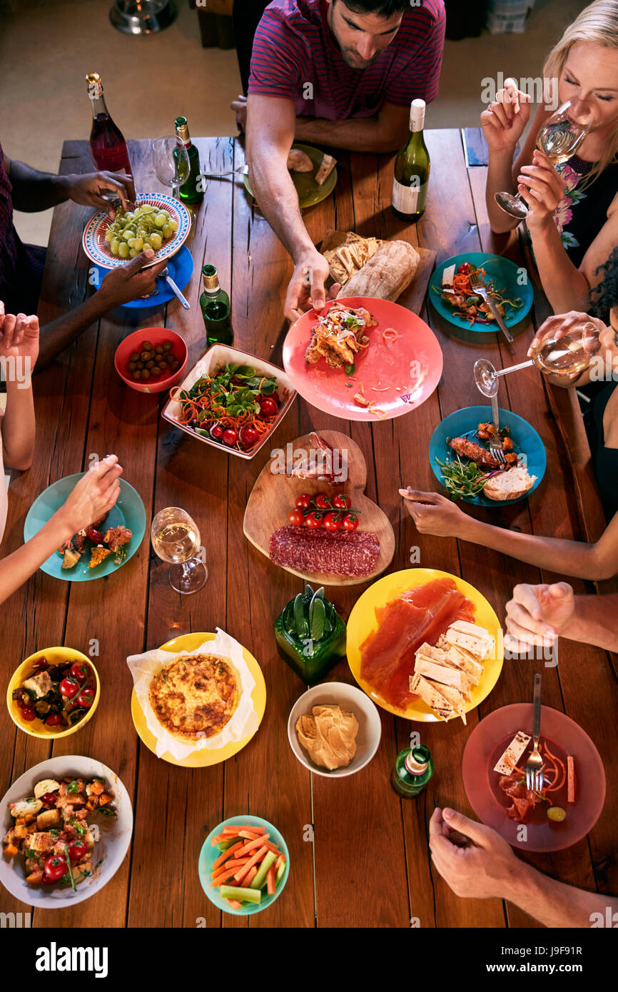 Passing food dinner table hi-res stock photography and images - Alamy