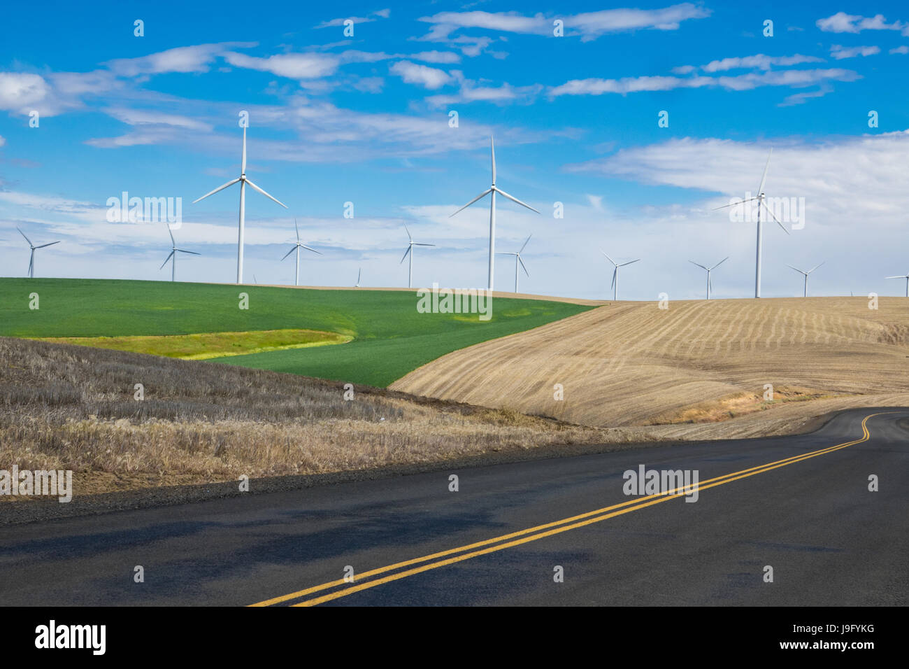 Paved highway and wind turbines in Eastern Oregon Stock Photo - Alamy