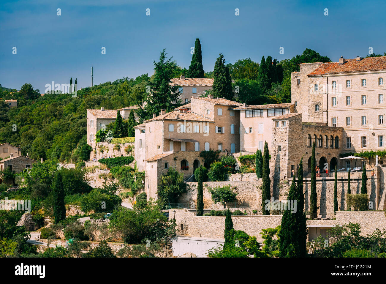 Beautiful view of medieval hilltop village of Gordes in Provence ...