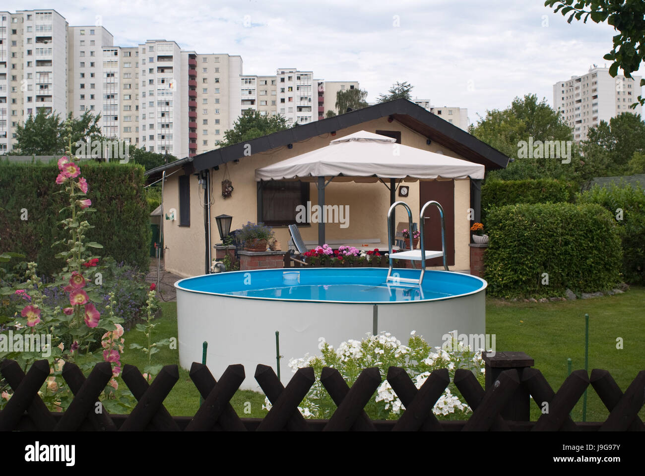 Schrebergarten family hi-res stock photography and images - Alamy