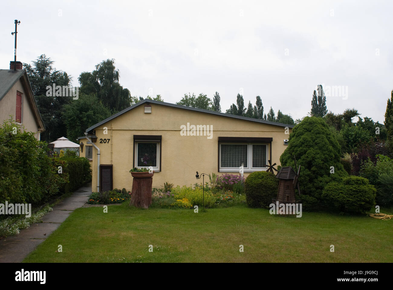 Schrebergarten family hi-res stock photography and images - Alamy