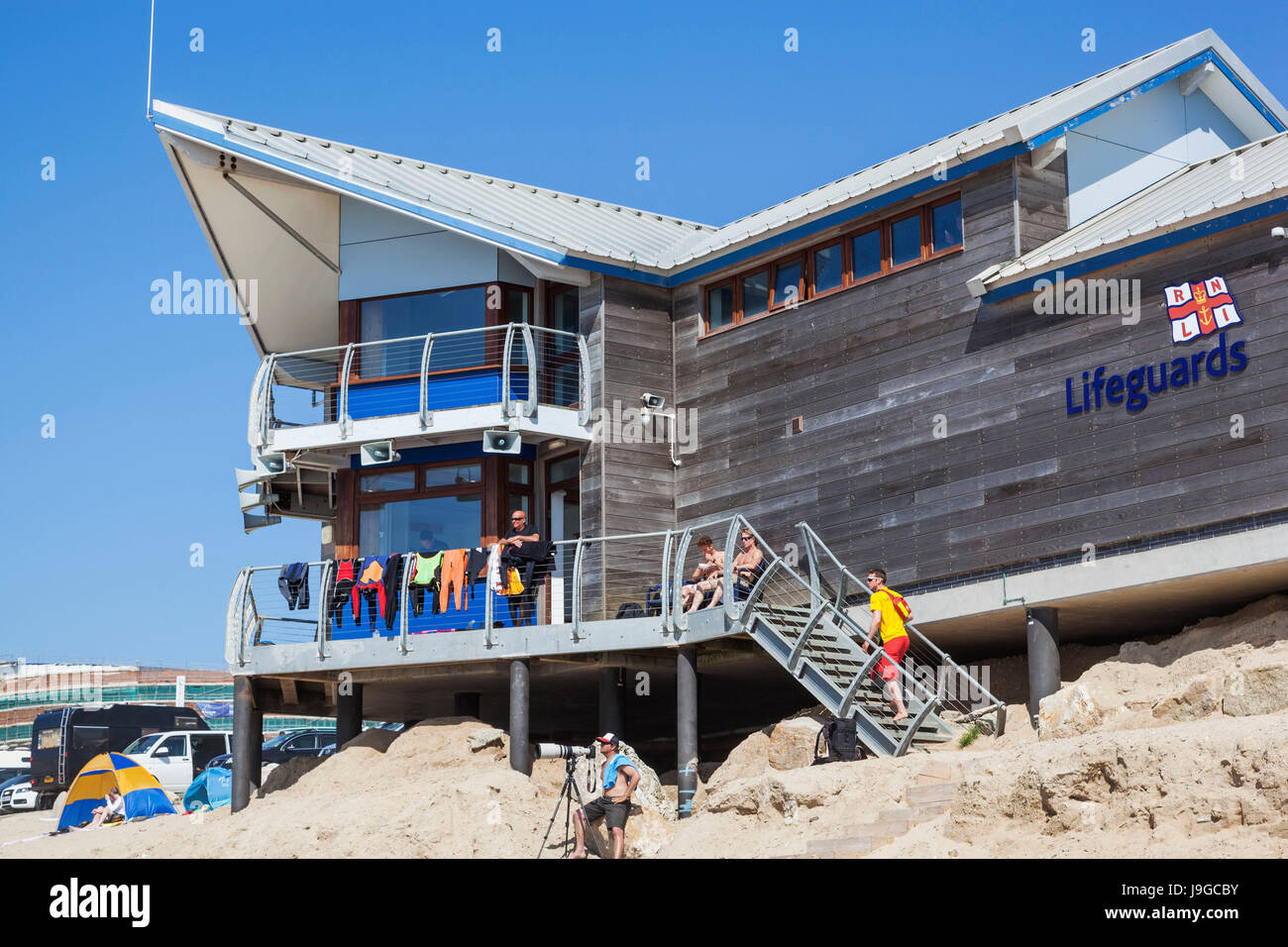 Newquay lifeguard station hi-res stock photography and images - Alamy
