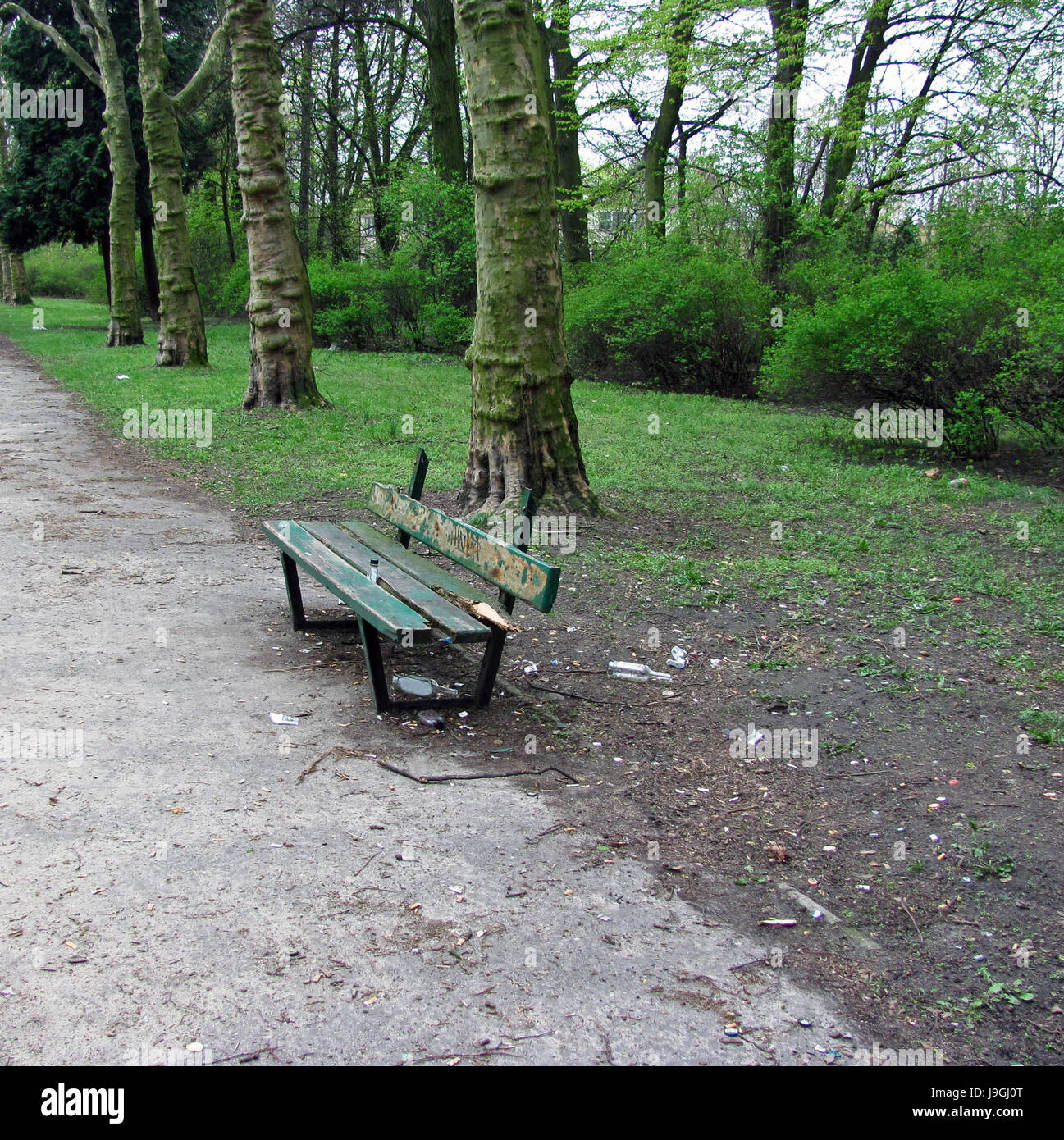 Broken bench in the park Stock Photo - Alamy