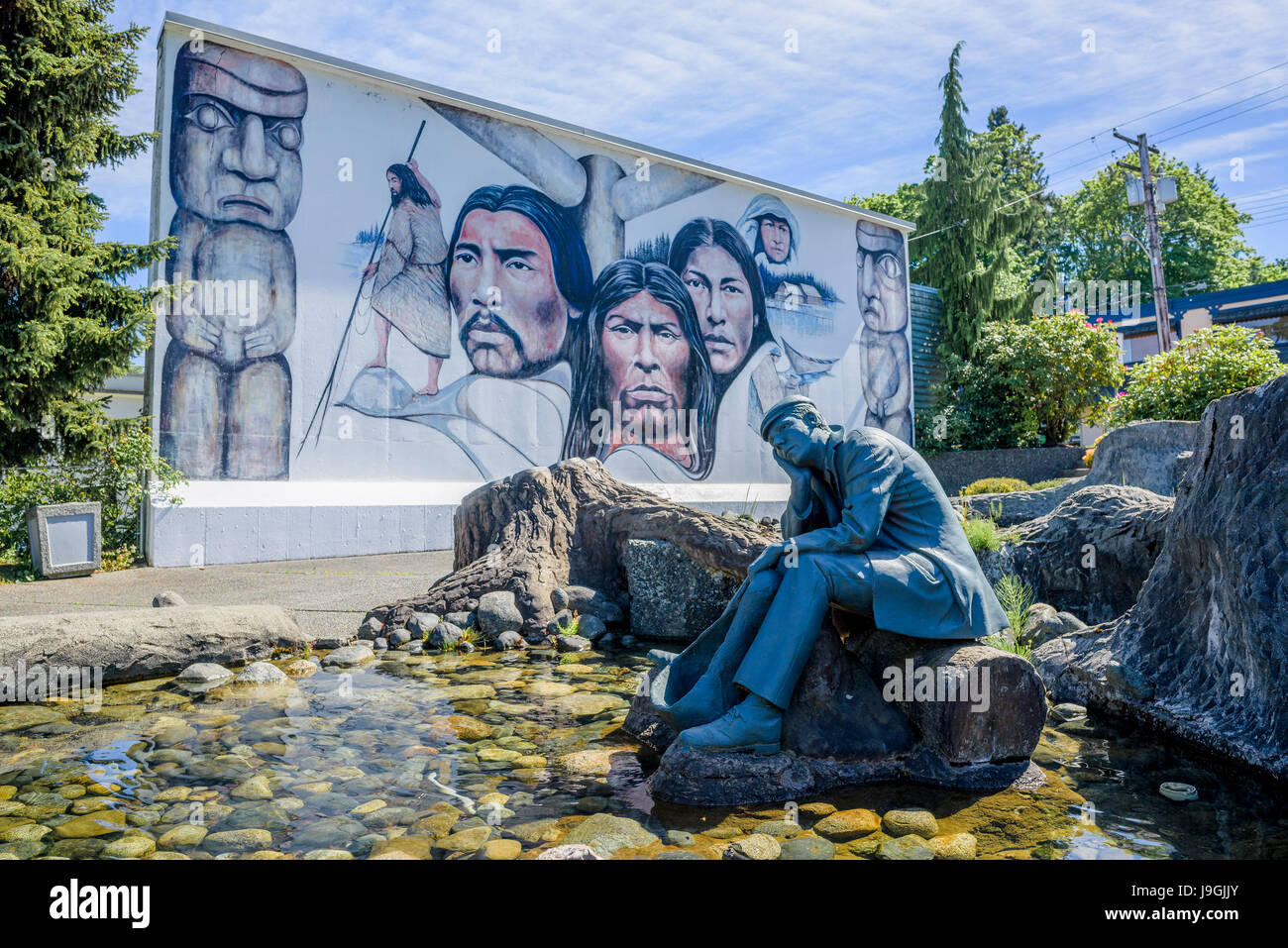 Chemainus first nations mural sculpture chemainus mural hi-res stock ...