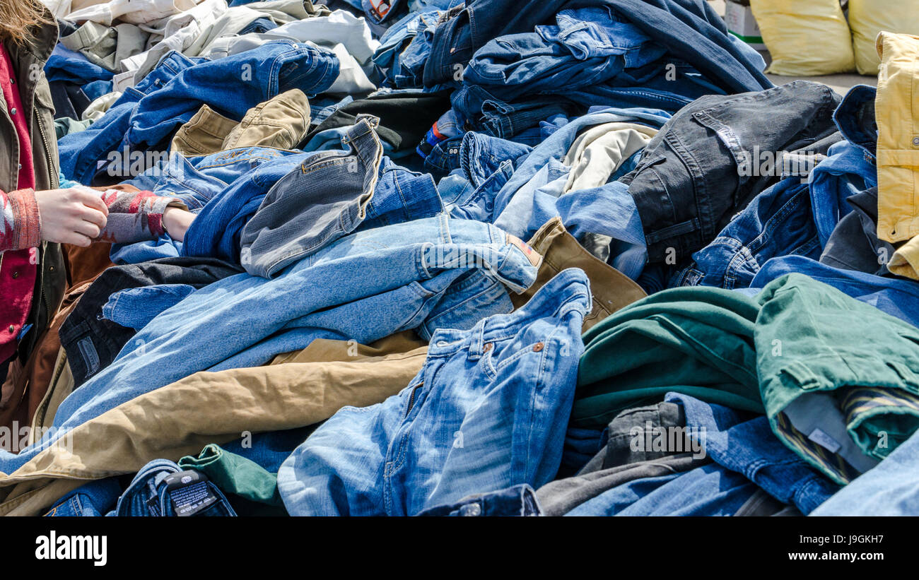 Second hand clothes and accessories hi-res stock photography and images ...