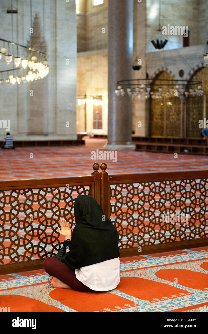 Muslim praying hi-res stock photography and images - Alamy