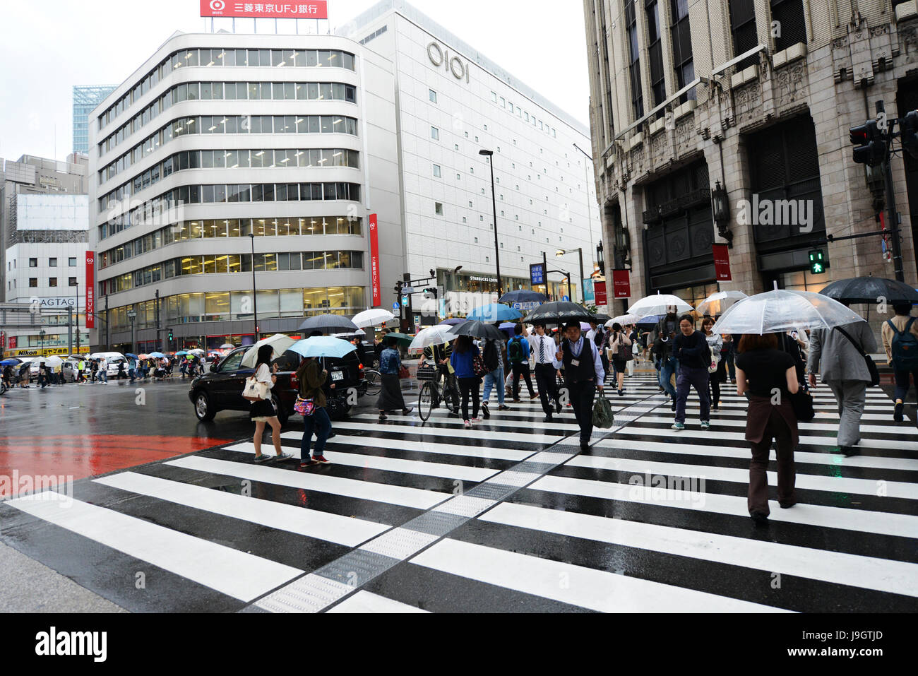 Pedestrians crossing busy roads in Shinjuku, Tokyo Stock Photo - Alamy