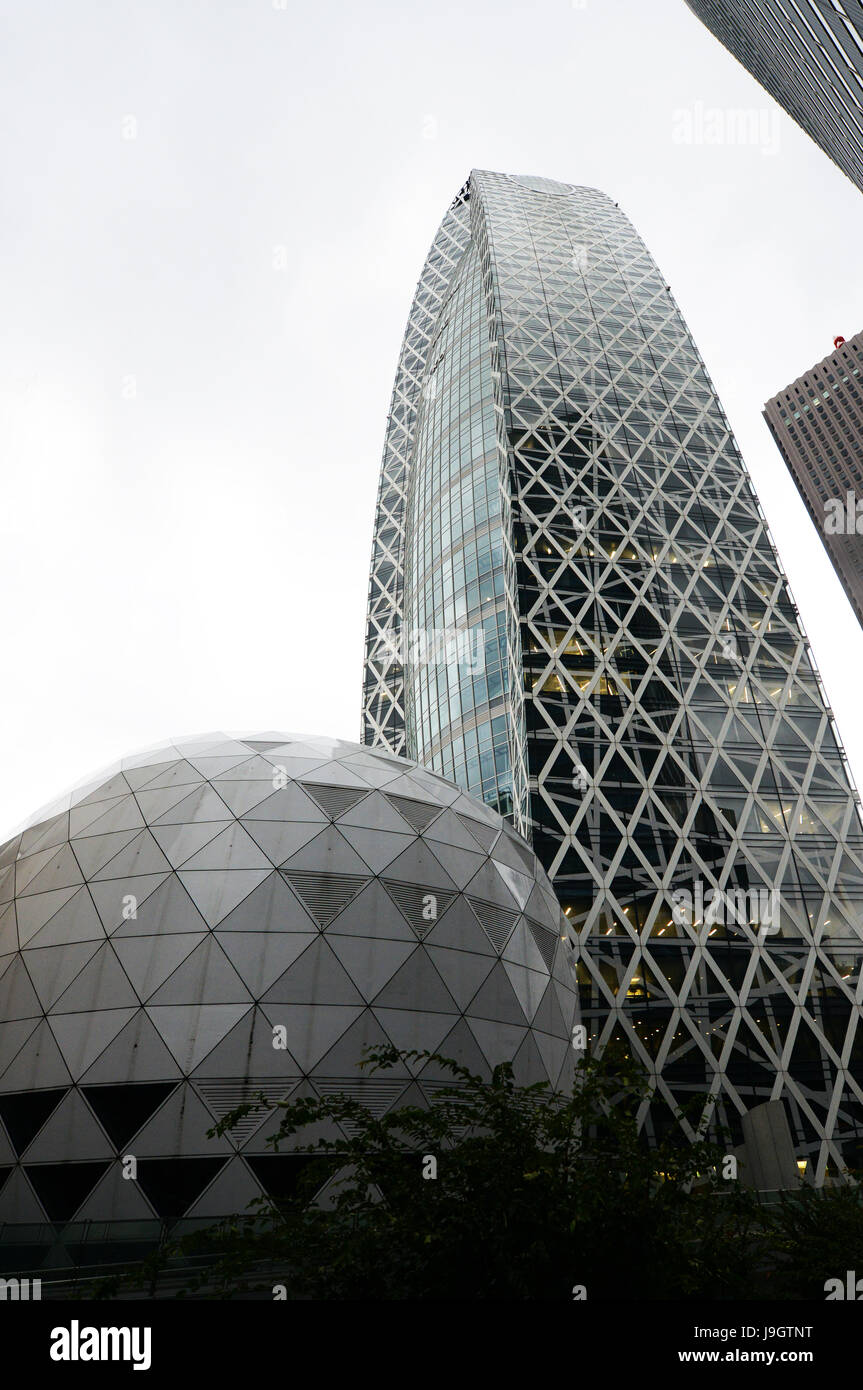 Mode Gakuen Cocoon Tower in Nishi Shinjuku, Tokyo Stock Photo - Alamy