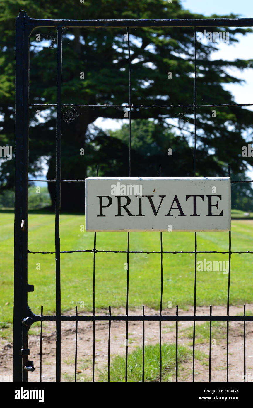 Metal garden gate hi-res stock photography and images - Alamy