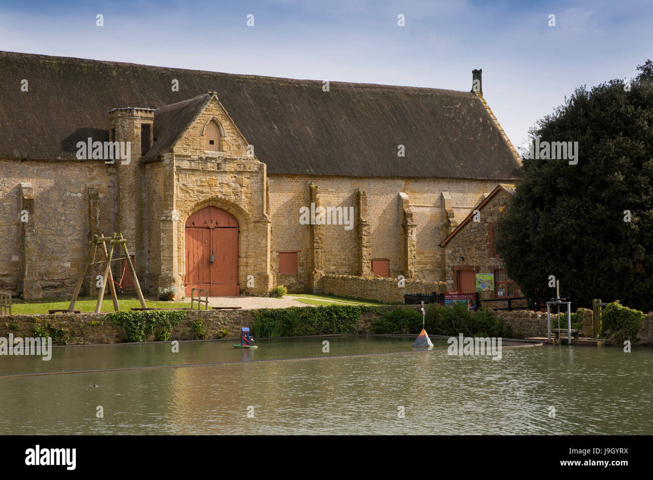 Medieval barn england hi-res stock photography and images - Alamy