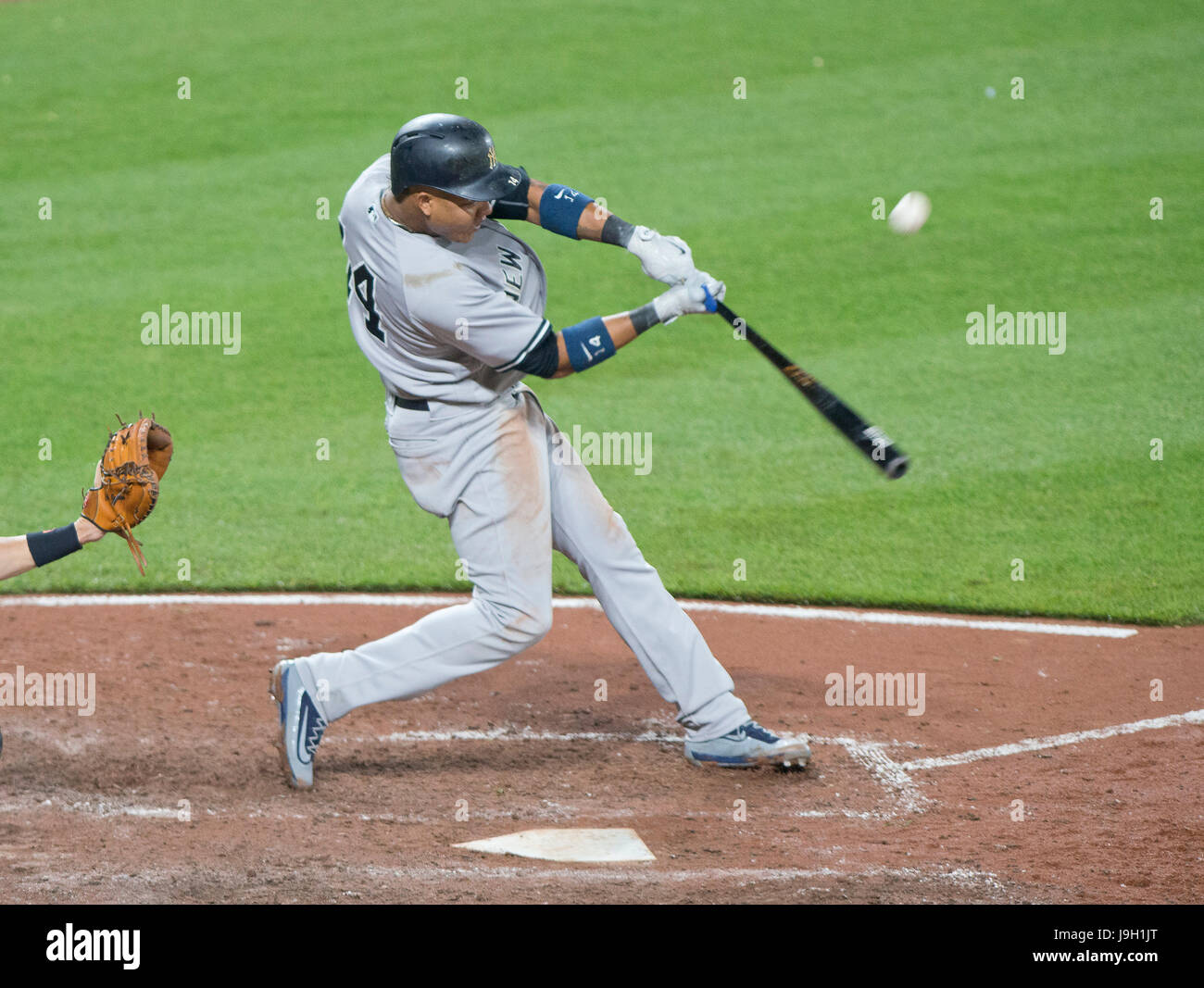 New York Yankees second baseman Starlin Castro (14) flies out to start ...