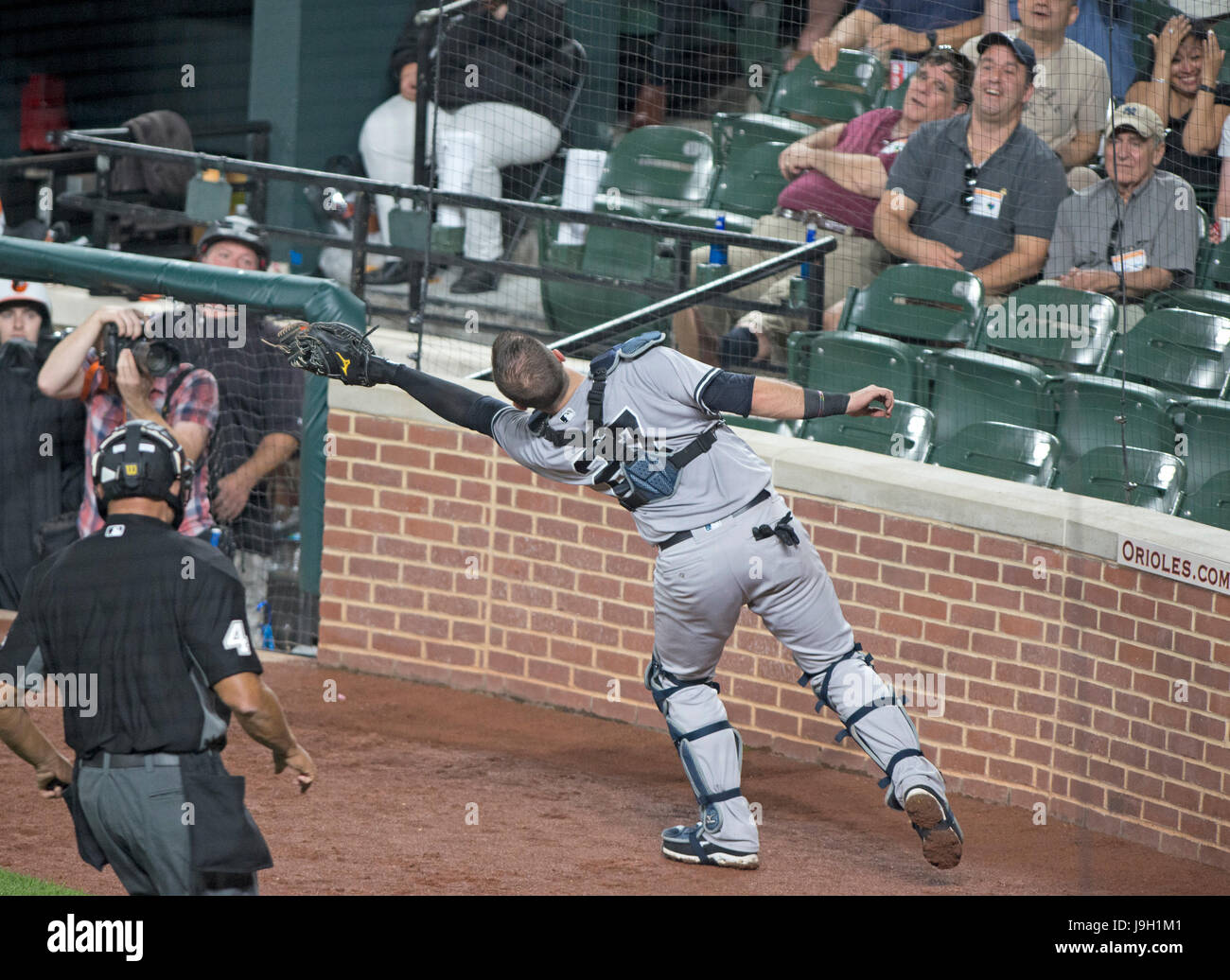 New York Yankees catcher Austin Romine (27) catches a pop foul from the ...