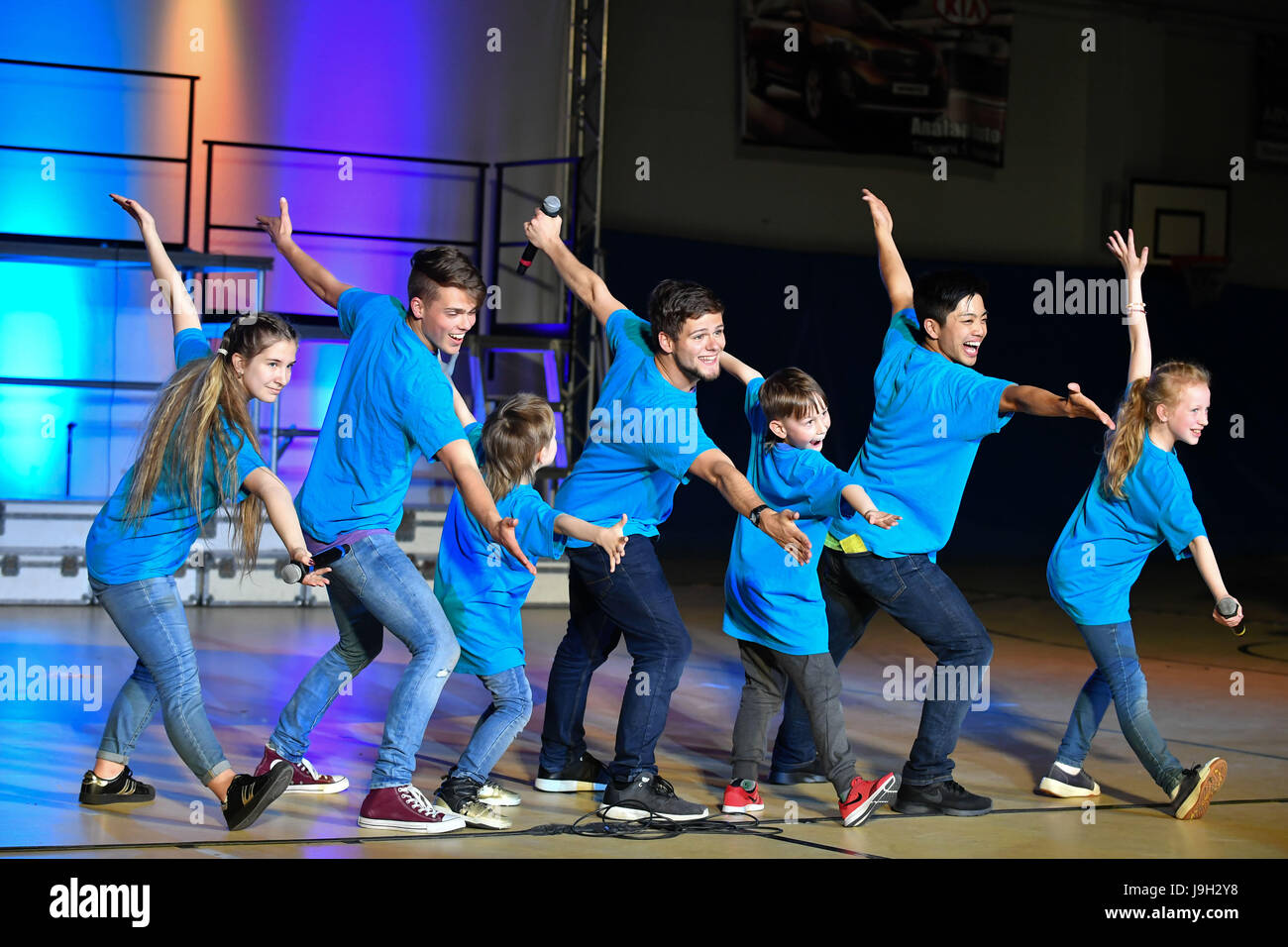 (170602) -- NARVA (ESTONIA), June 2, 2017 (Xinhua) -- Young people ...