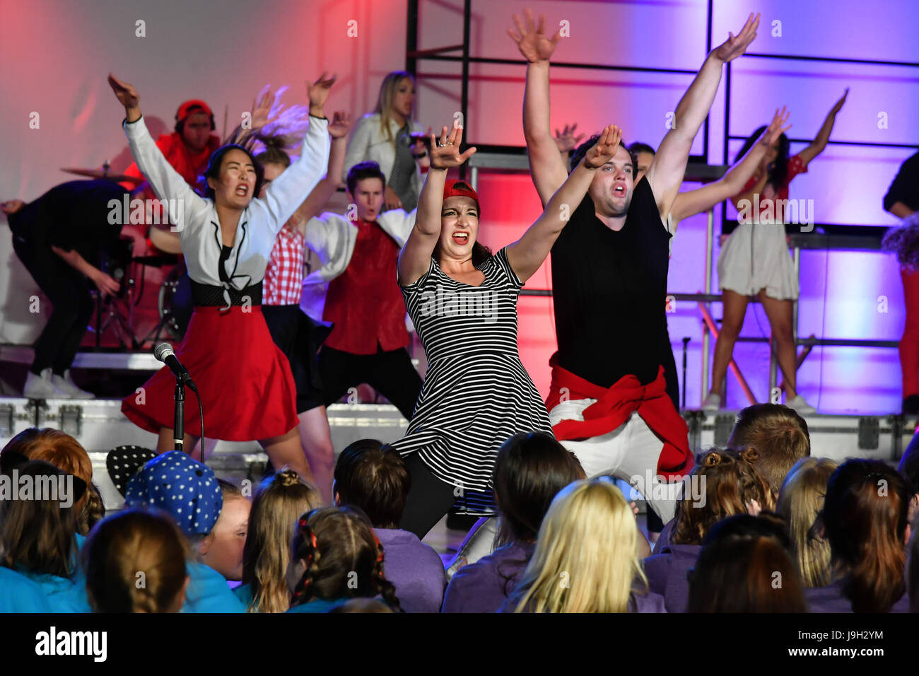 (170602) -- NARVA (ESTONIA), June 2, 2017 (Xinhua) -- American students ...