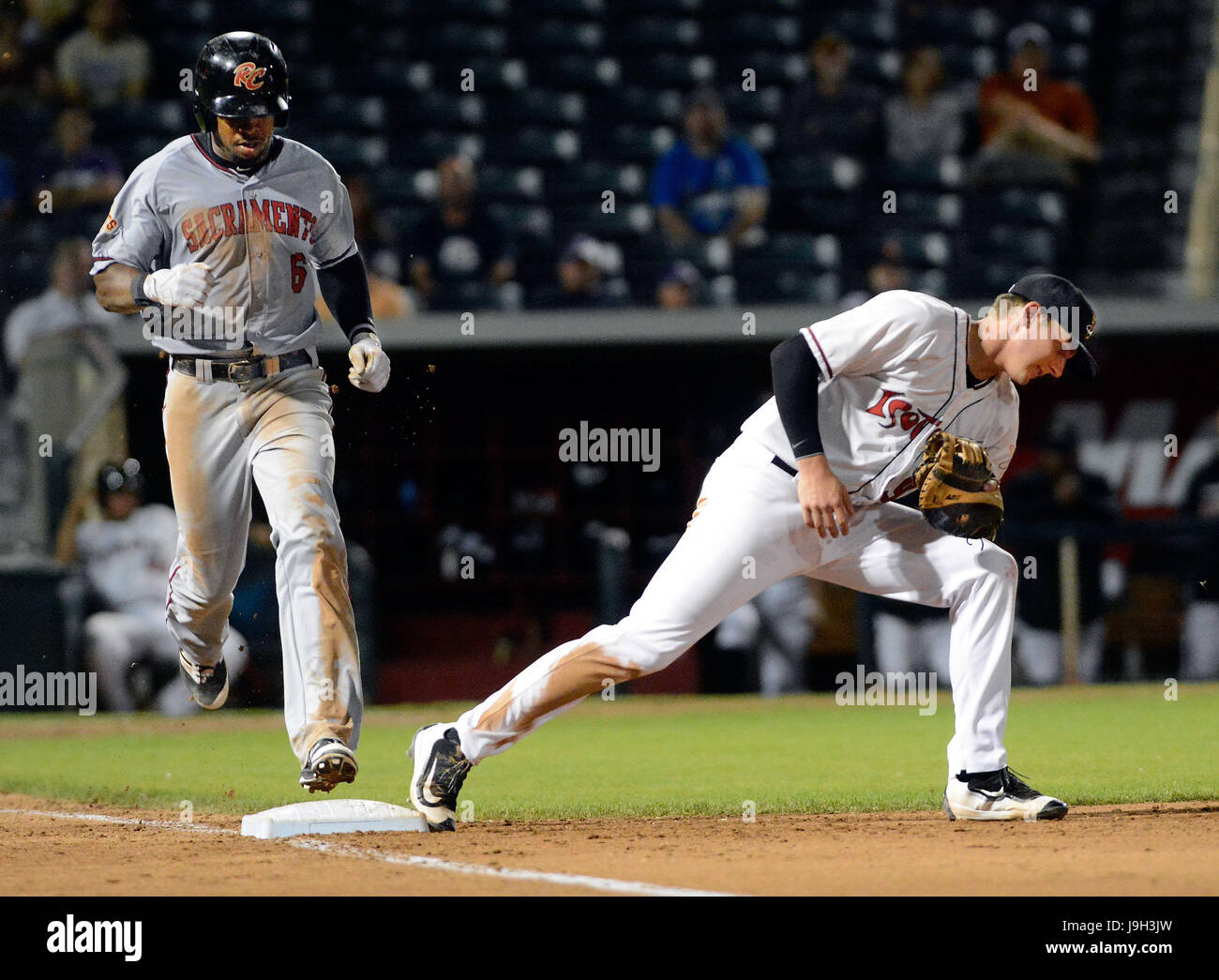 Catch first baseman hi-res stock photography and images - Alamy