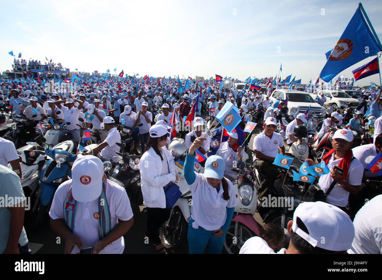 Phnom Penh. 2nd June, 2017. Supporters of the Cambodian People's Party ...