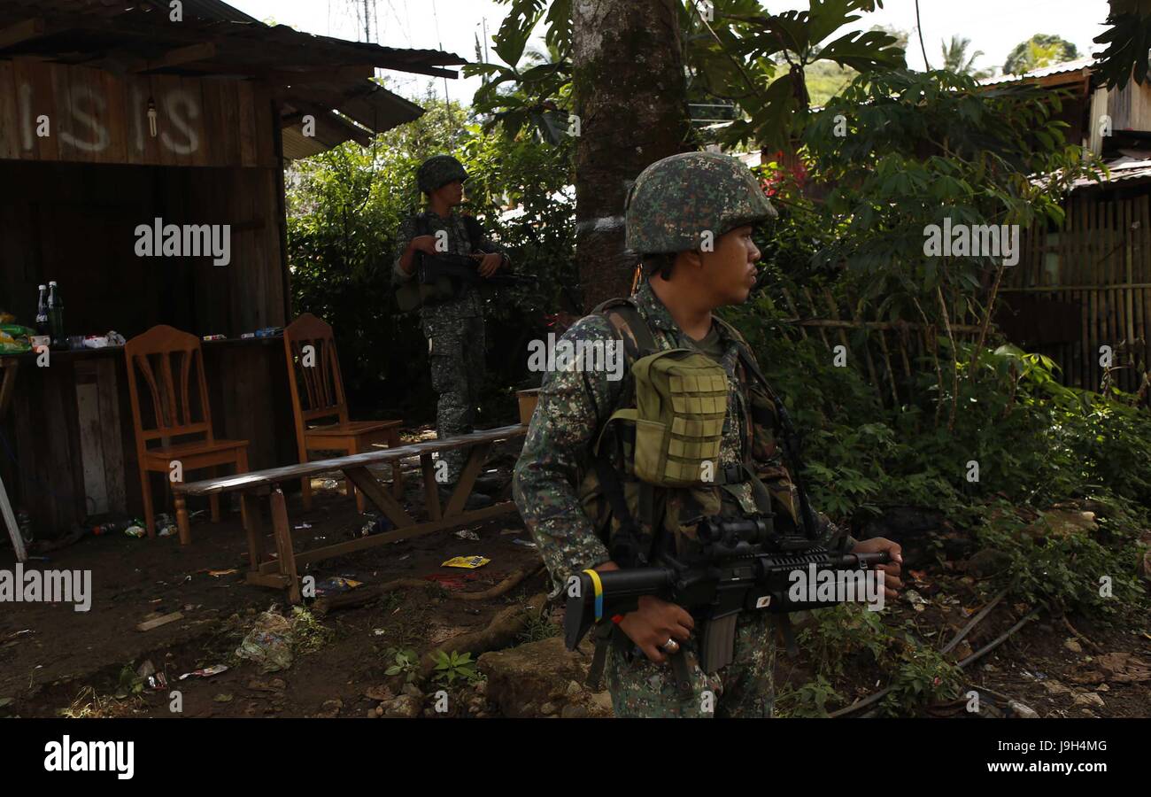 Marawi, Philippines. 2nd June, 2017. Philipine marines secure a ...