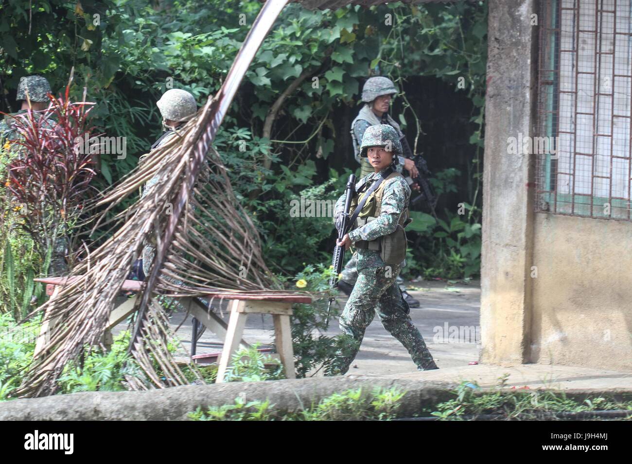Marawi, Philippines. 2nd June, 2017. Philipine marines secure a ...