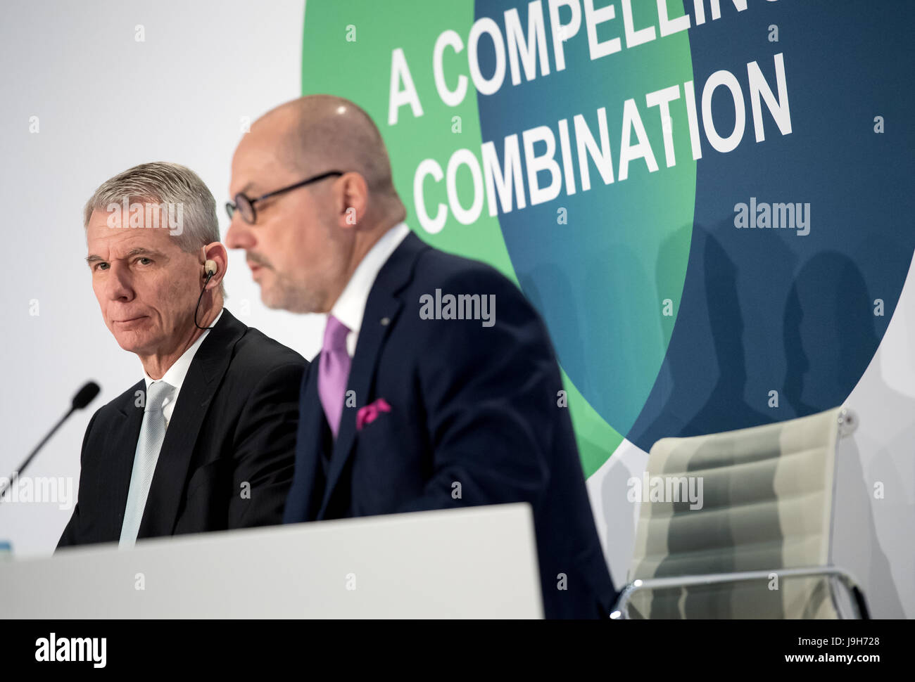 Praxair-CEO Steve Angel (L) and Linde-CEO Aldo Belloni attend a press ...