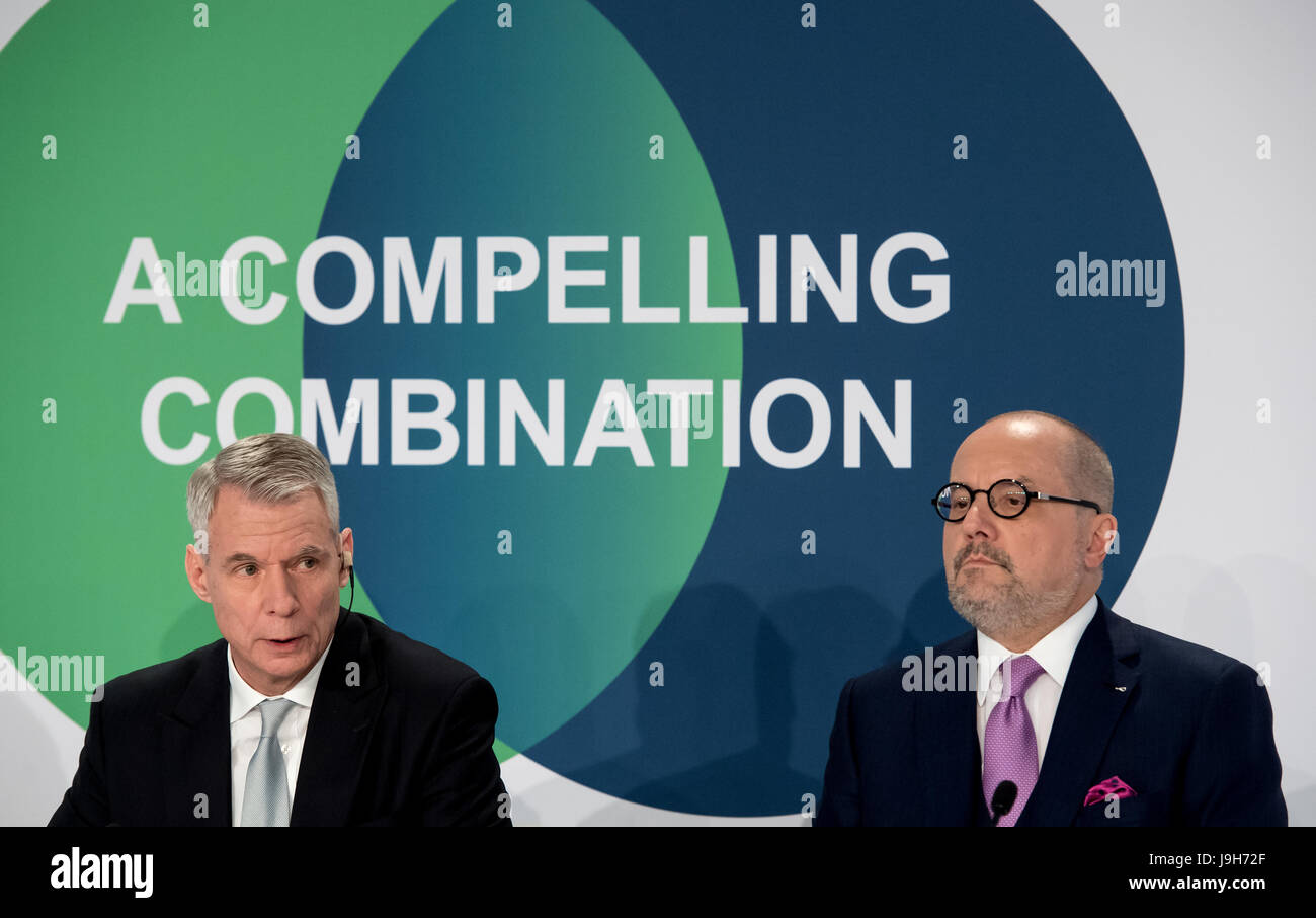 Praxair-CEO Steve Angel (L) and Linde-CEO Aldo Belloni attend a press ...