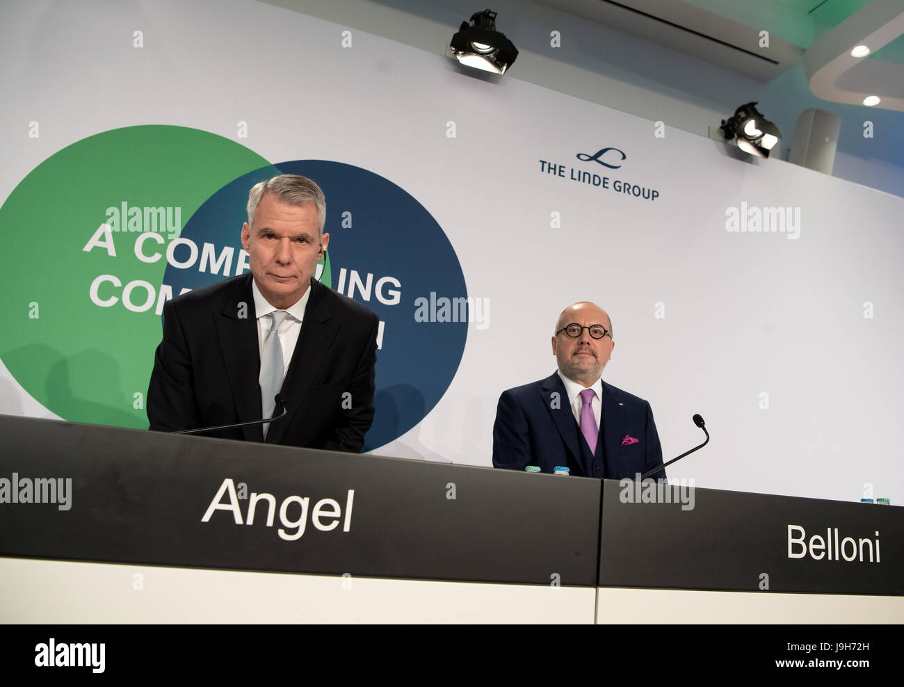 Praxair-CEO Steve Angel (L) and Linde-CEO Aldo Belloni attend a press ...
