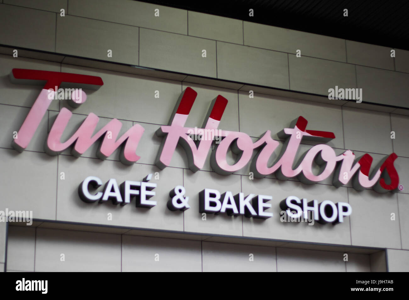 Glasgow, Scotland UK. 2nd June 2017. 9am, Grand opening of Tim Hortons ...