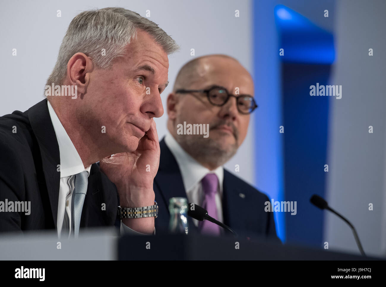 Praxair-CEO Steve Angel (L) and Linde-CEO Aldo Belloni attend a press ...
