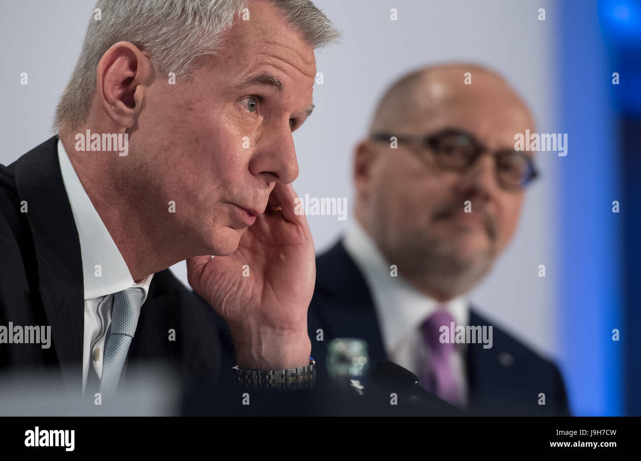 Praxair-CEO Steve Angel (L) and Linde-CEO Aldo Belloni attend a press ...