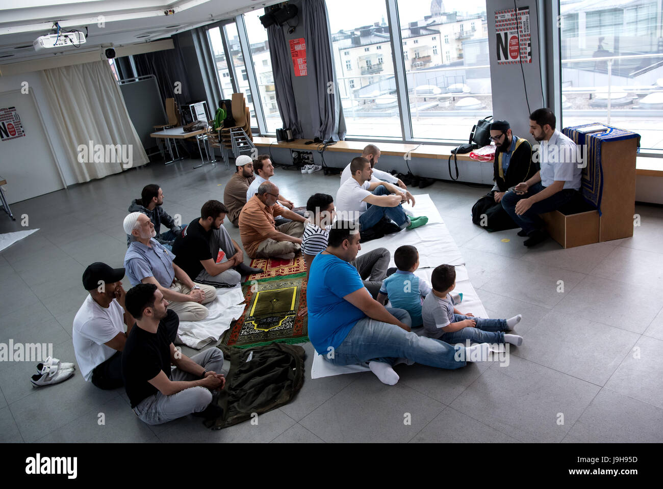 Munich, Germany. 02nd June, 2017. Muslims attend Friday prayers in the ...