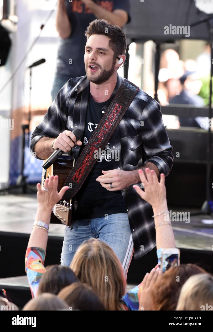 Thomas rhett performing hi-res stock photography and images - Alamy