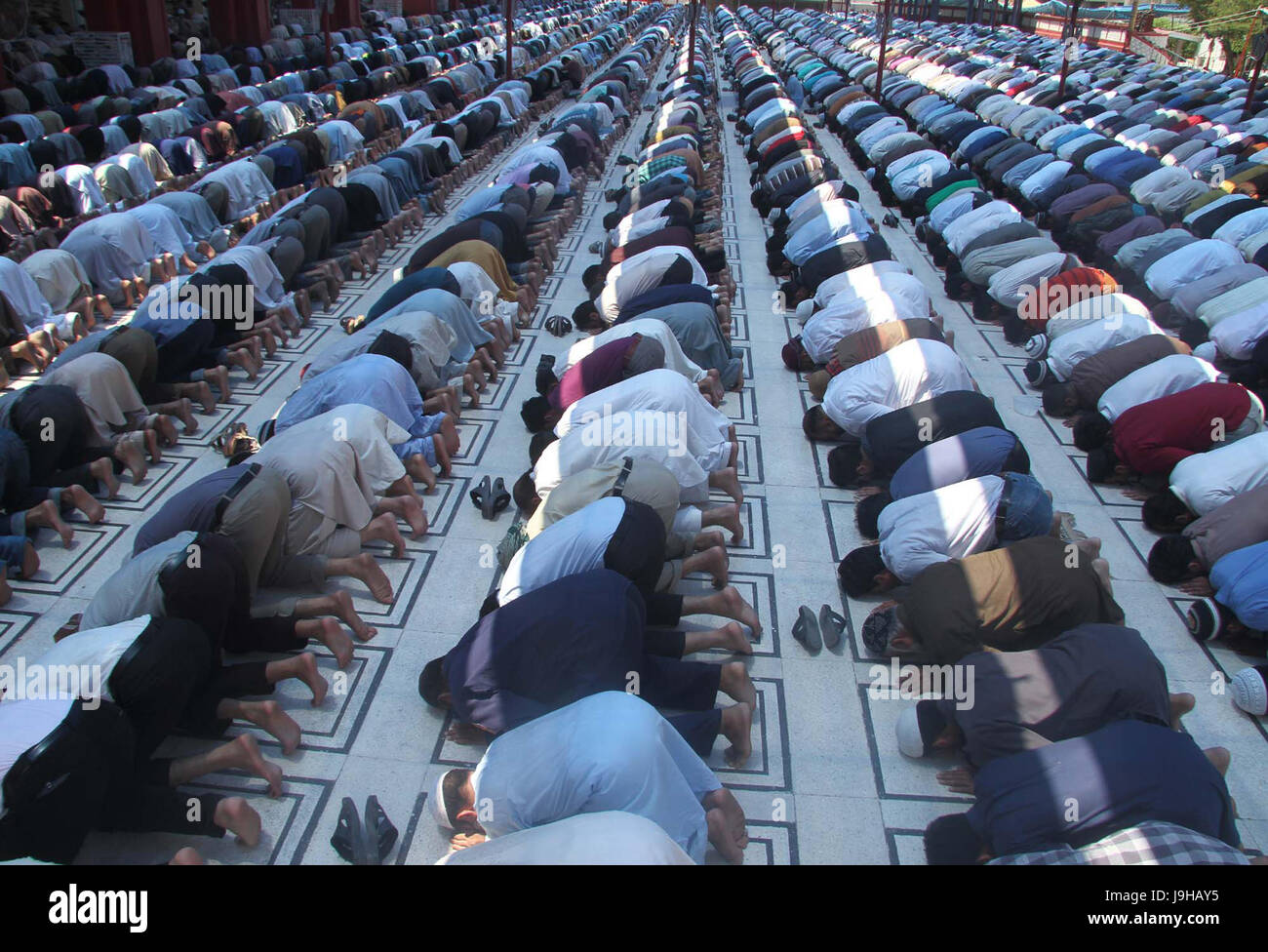 Quetta, Pakistan. 2nd June, 2017. Faithfull Muslims are gathering at ...